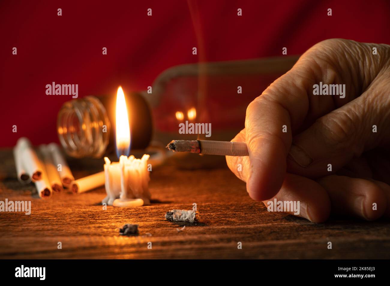 Old woman smoking party -Fotos und -Bildmaterial in hoher Auflösung – Alamy