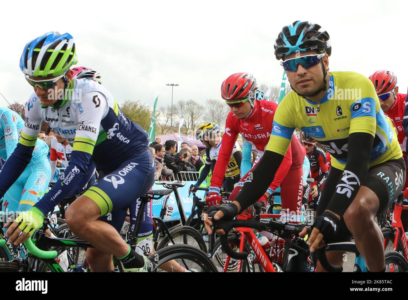 Das Team von Amets Txurruka Basque Orica und das Team von Mikel Landa ...