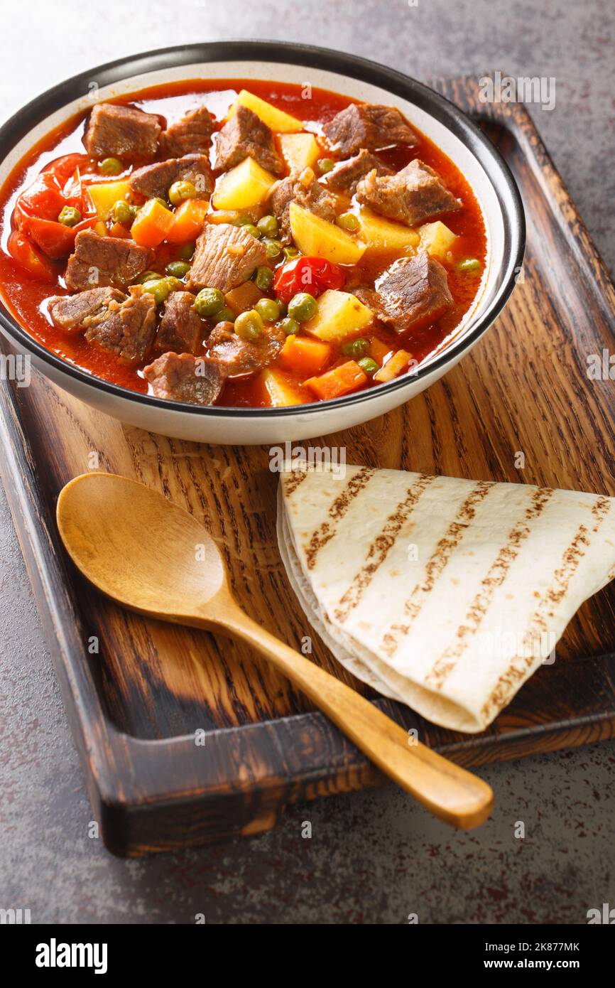 Orman Kebab? Ist ein saftiges Fleischgericht, das viele Erbsen und ...