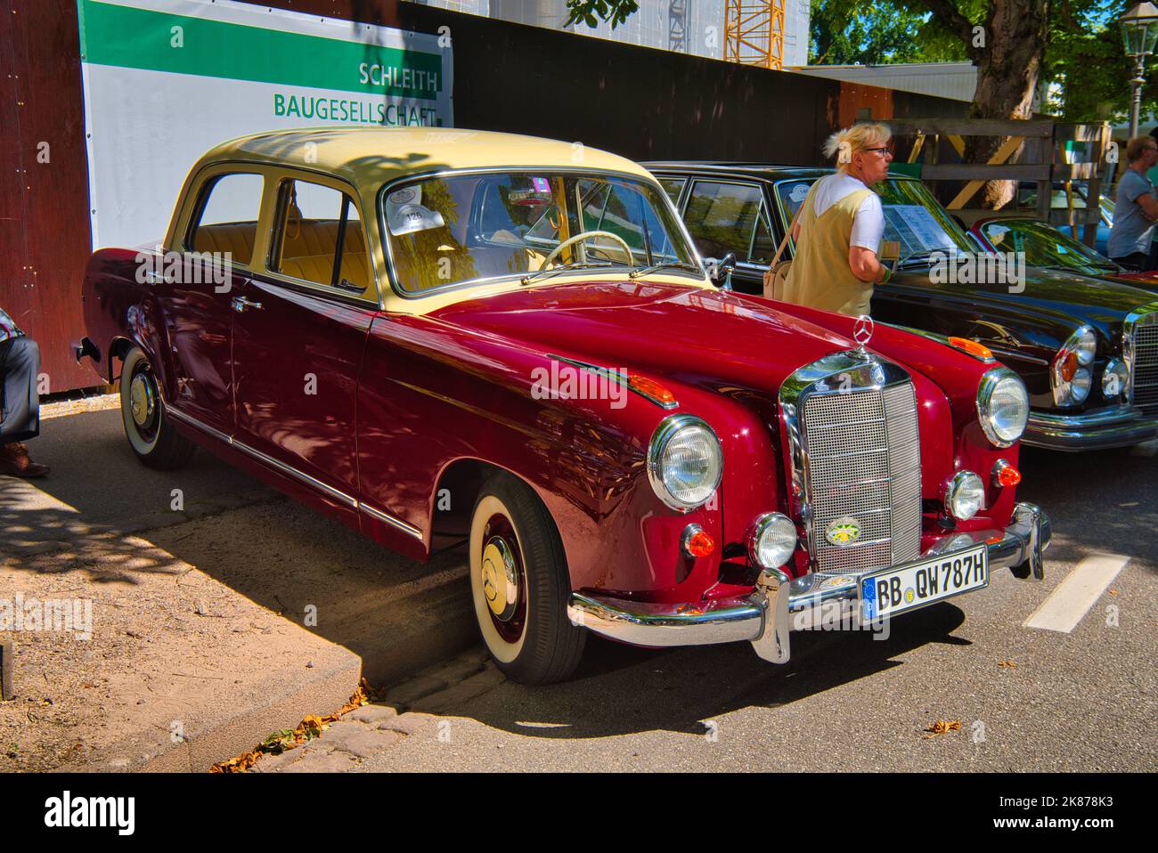 BADEN BADEN, DEUTSCHLAND - JULI 2022: Rot beige Mercedes-Benz 219 W105 ...