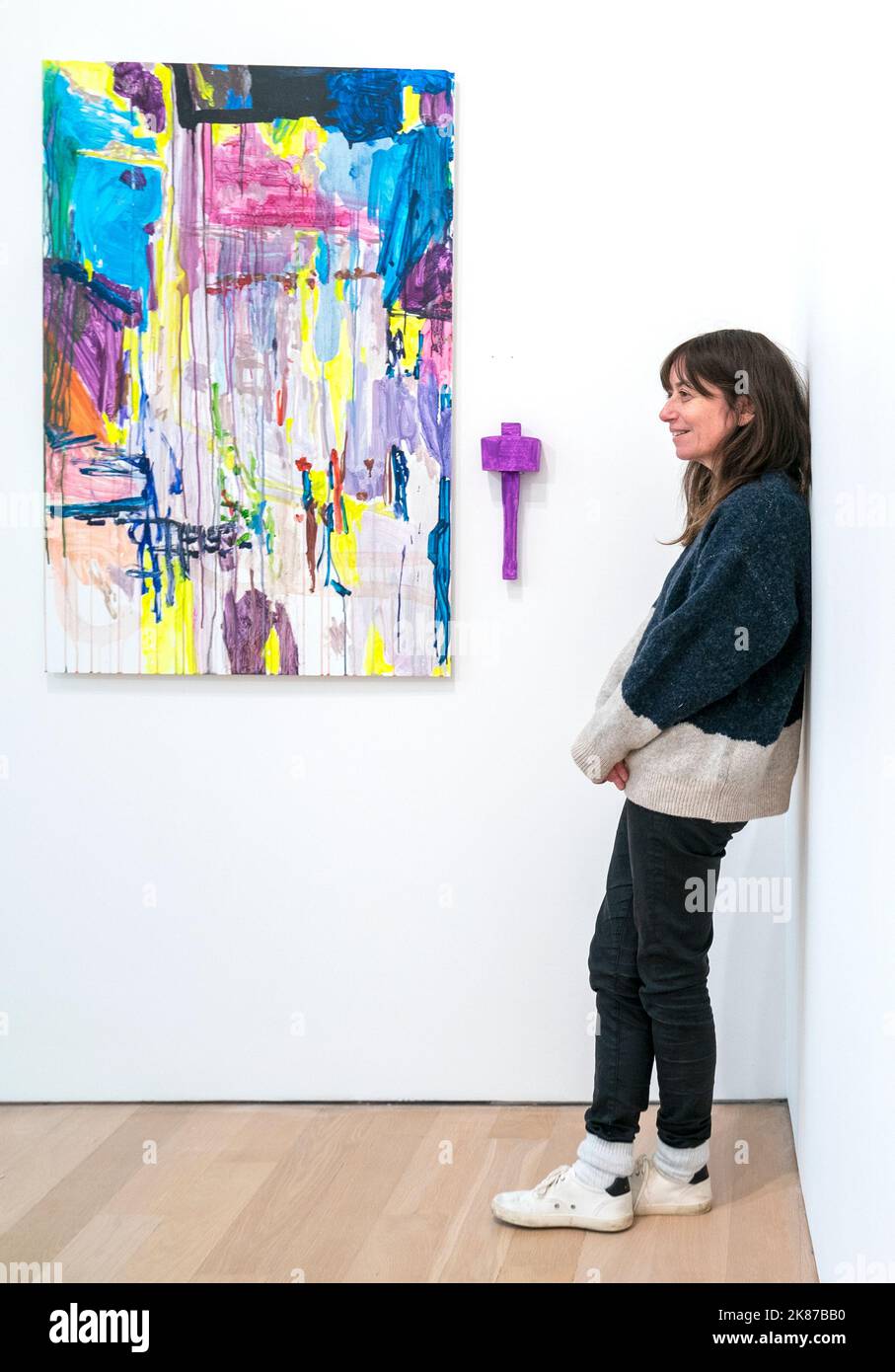 Die Künstlerin Hayley Tompkins steht neben ihren Arbeiten Speak ...