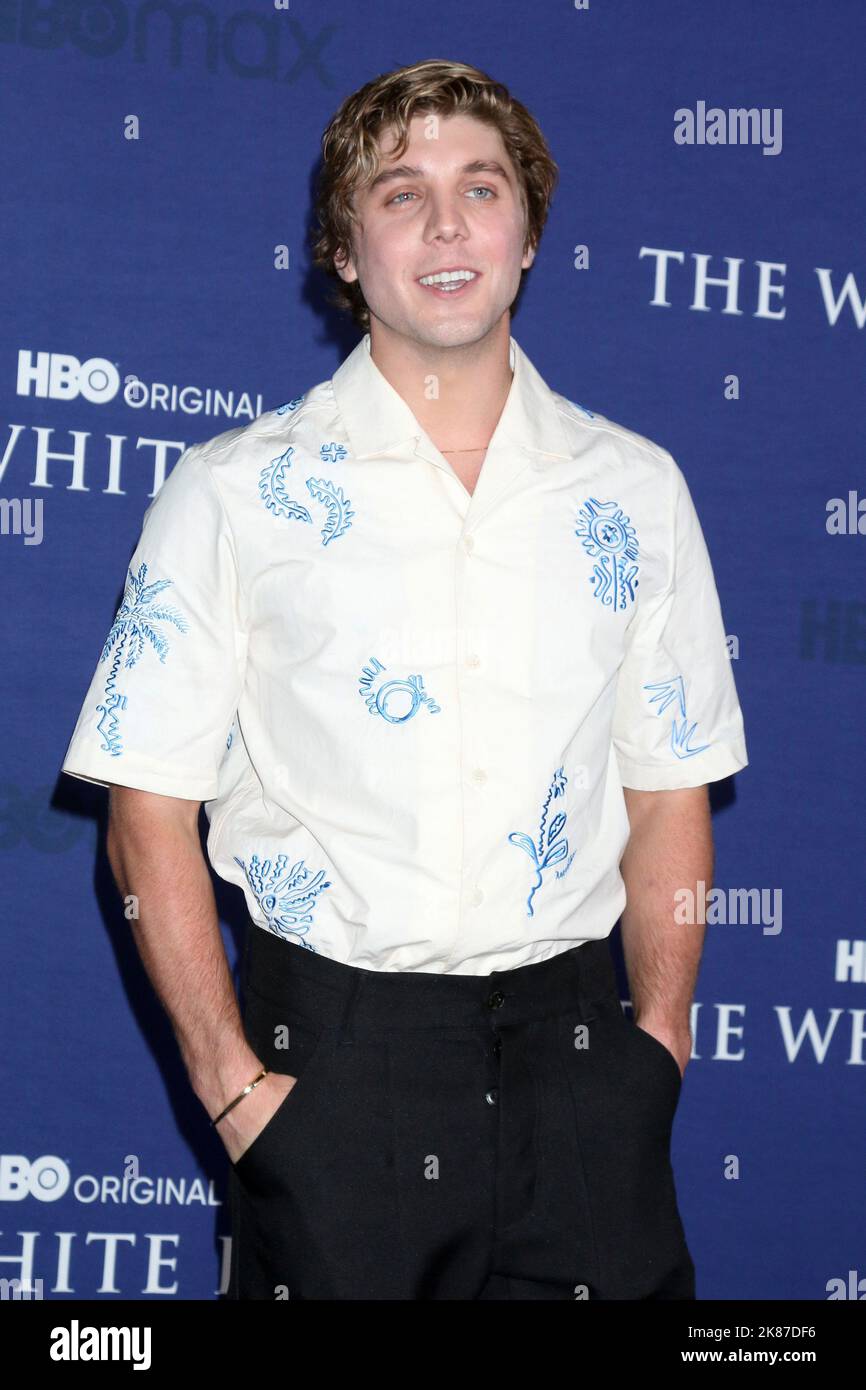 LOS ANGELES - OCT 20: Lukas Gage bei der Premiere von White Lotus ...