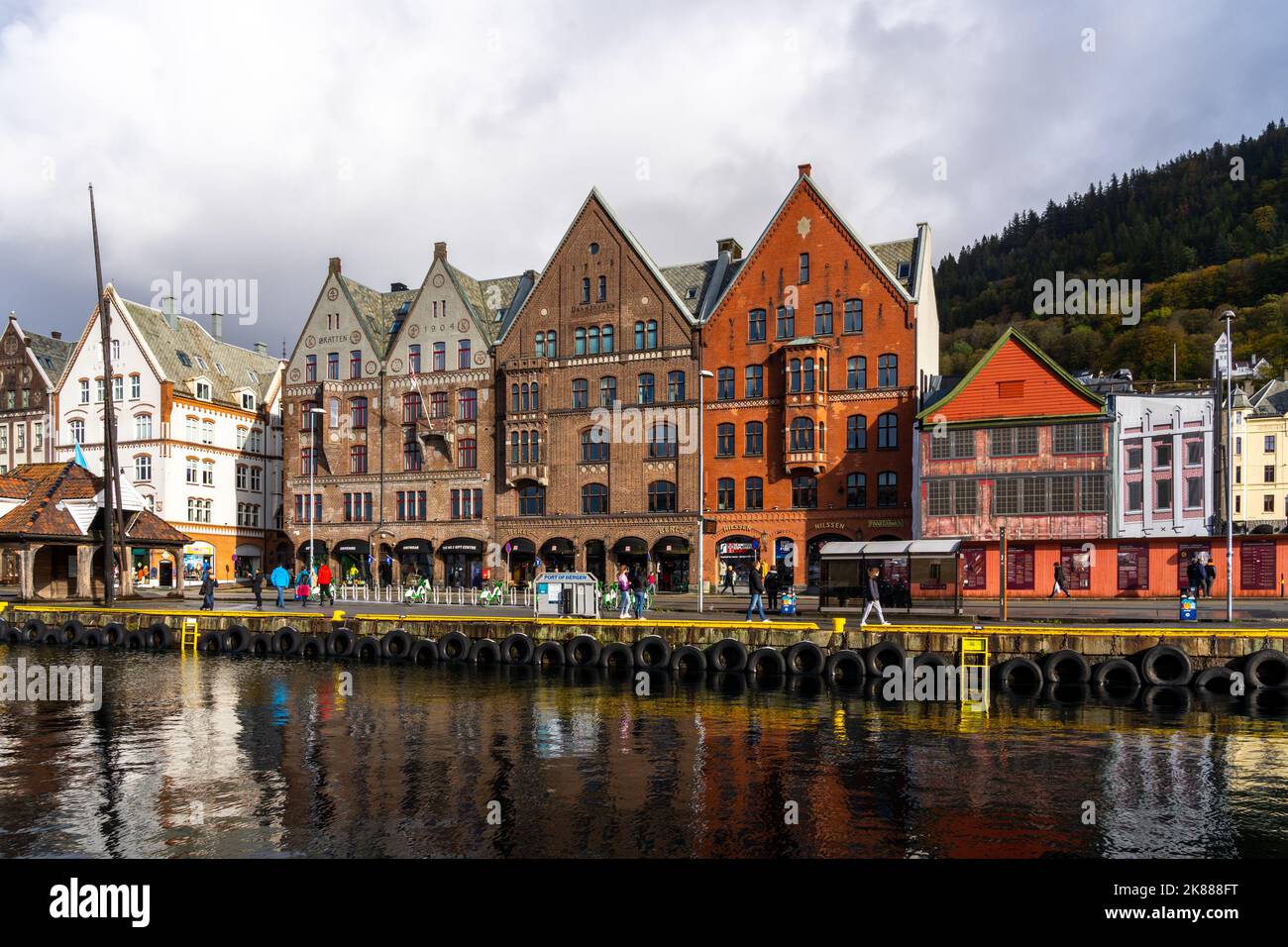 Bergen, Norwegen - 10. Oktober 2022: Farbenfrohe Bryggen Hanseatic ...