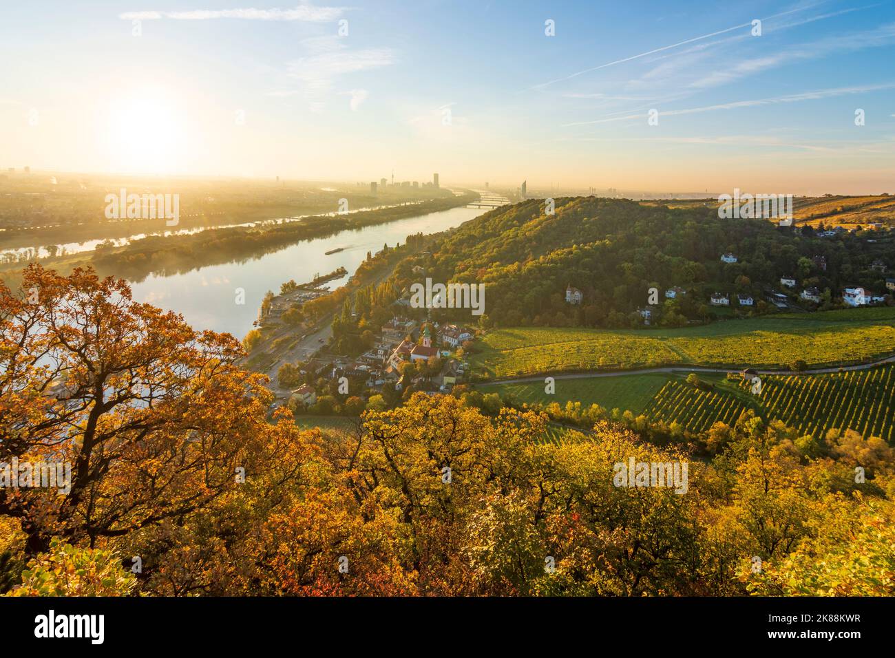 Wien, Wien: sonnenaufgang in Wien, Weinberge, Donau und Neue Donau ...