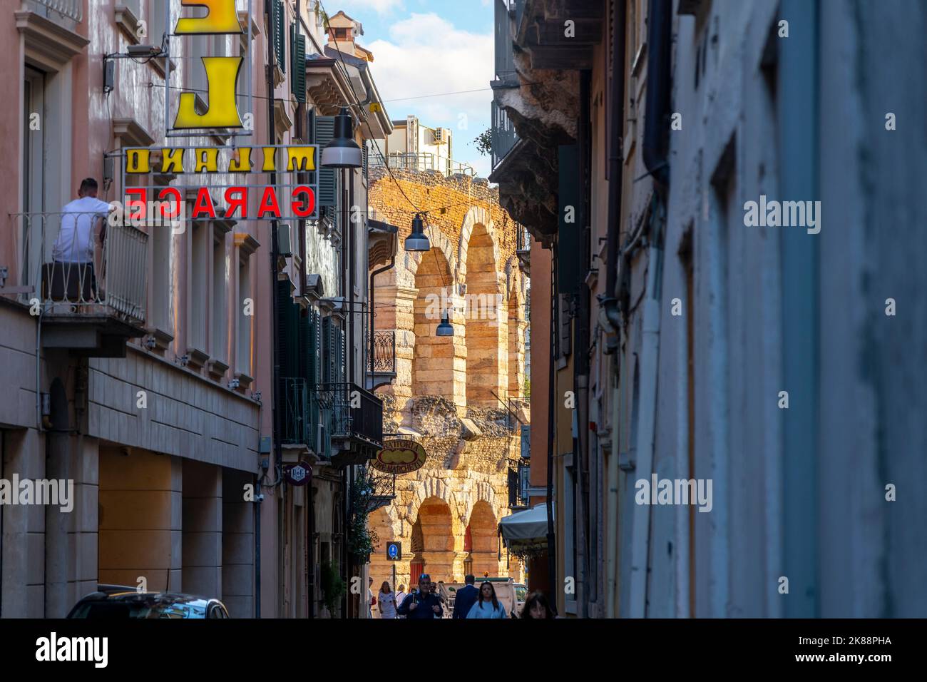 Die antike römische Arena in Verona Italien ist zwischen den Mauern der ... Die antike römische Arena in Verona Italien ist zwischen den Mauern der ...