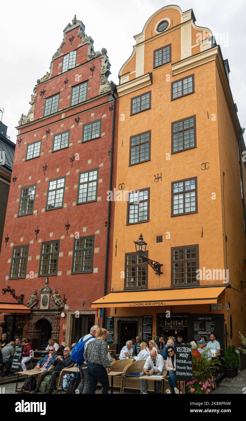 Schweden, Stockholm - 16. Juli 2022: Gamla Stan, 1 rote und 1 gelbe ...