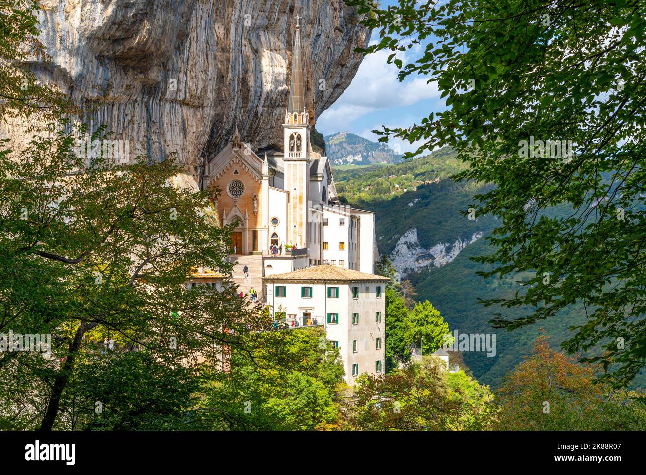 Blick vom Bergwanderweg auf das Santuario de la Madonna della Corona ...