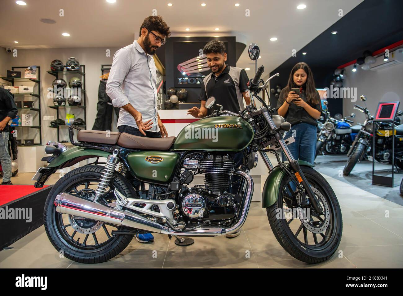 Neu-Delhi, Indien. 21. Oktober 2022. Ein Kunde prüft den Honda CB 350 ...
