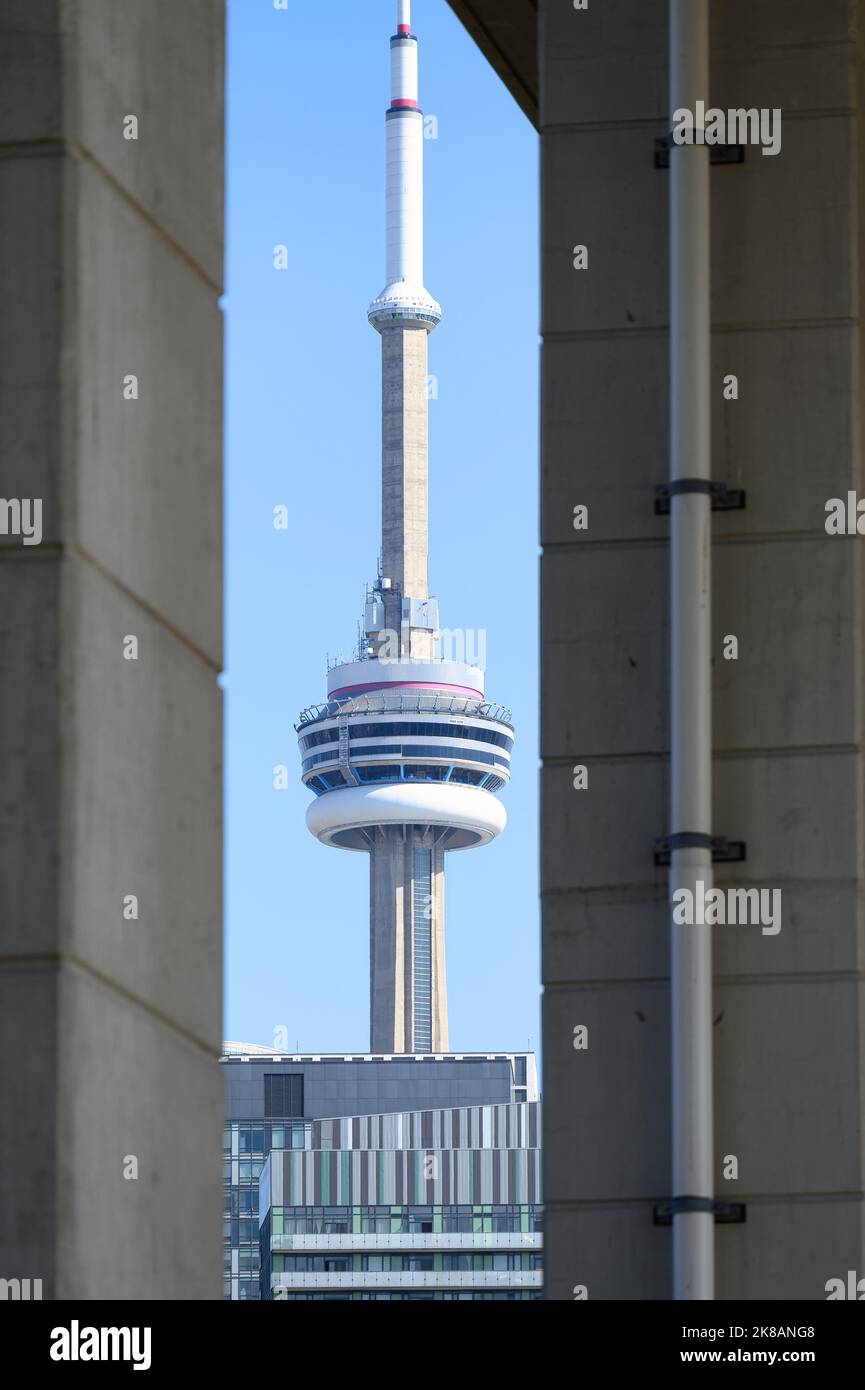 Der CN Tower oder Canadian National Tower ist an einem Tag mit blauem ...