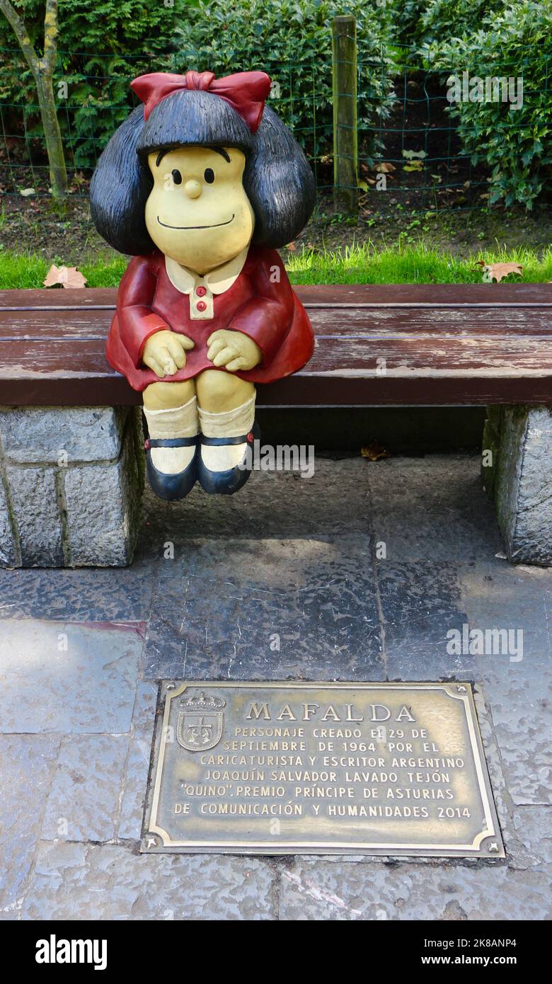 Kleine Statue von Mafalda Cartoon-Figur auf einer Bank von Joaquín ...