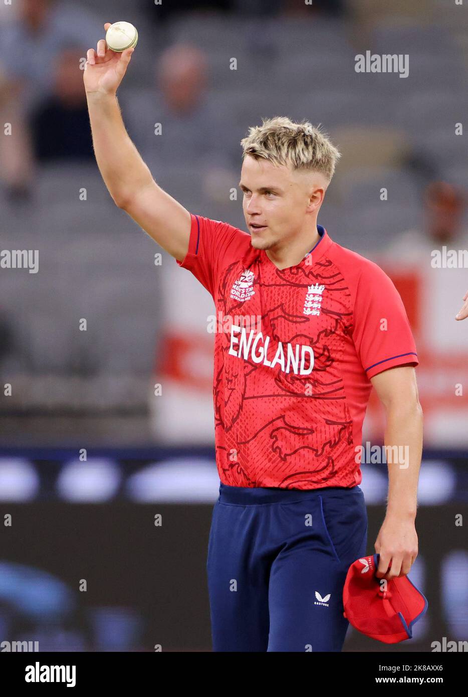 England Bowler Sam Curran zeigt den Ball nach seinem 5. Wicket und ...