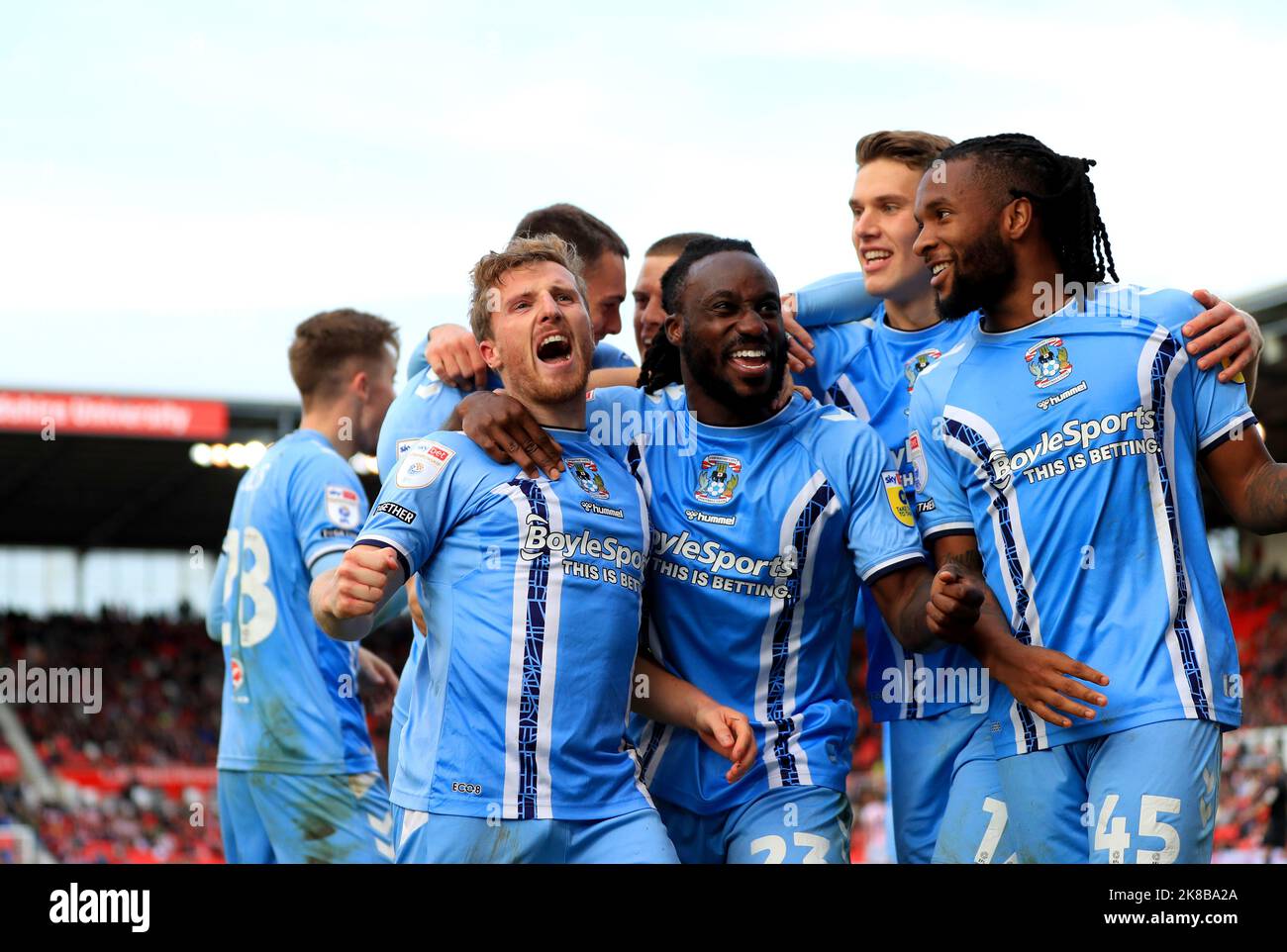 Jamie Allen von Coventry City feiert mit seinen Teamkollegen, nachdem ...