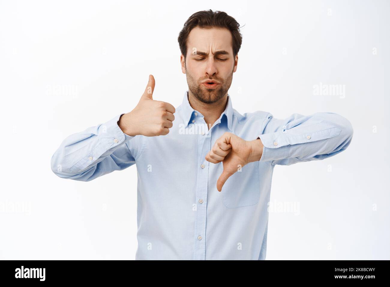 Gut oder schlecht. Männliche Unternehmer zeigt Daumen nach oben und ...