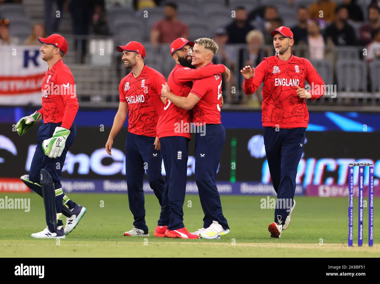 Englands Moeen Ali feiert mit Sam Curran (rechts) beim Gruppenspiel der ...