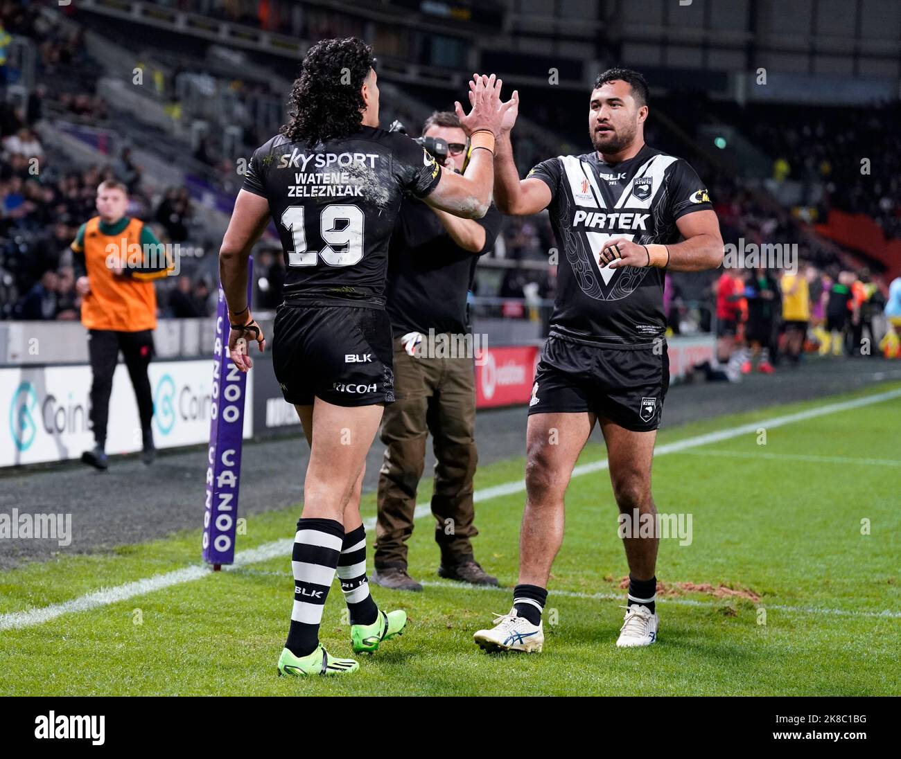 Der Neuseeländer Dallin Watene-Zelezniack feiert mit Peta Hiku, nachdem ...