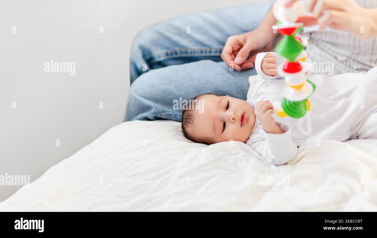 Rassel kleine mutter -Fotos und -Bildmaterial in hoher Auflösung – Alamy