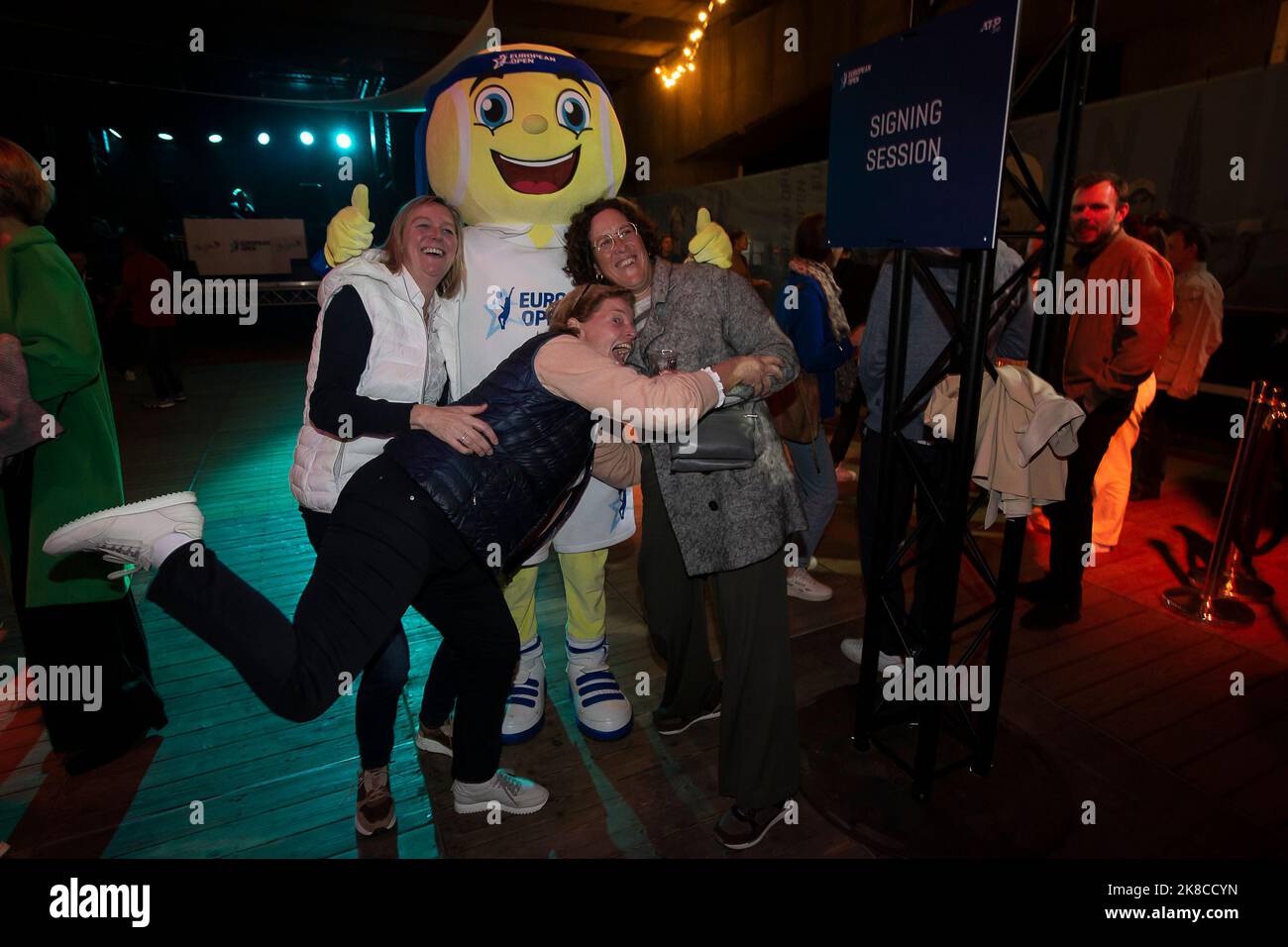 Die Besucher feiern in der Fanzone beim ATP-Turnier European Open ...