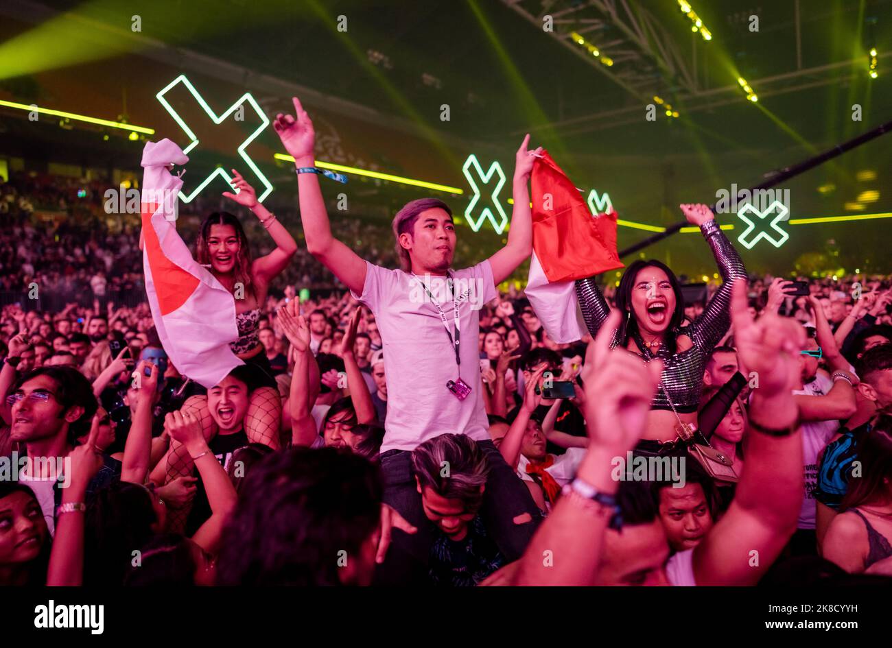 2022-10-22 23:47:23 AMSTERDAM - Besucher beim Amsterdam Music Festival, das während der ADE in ...