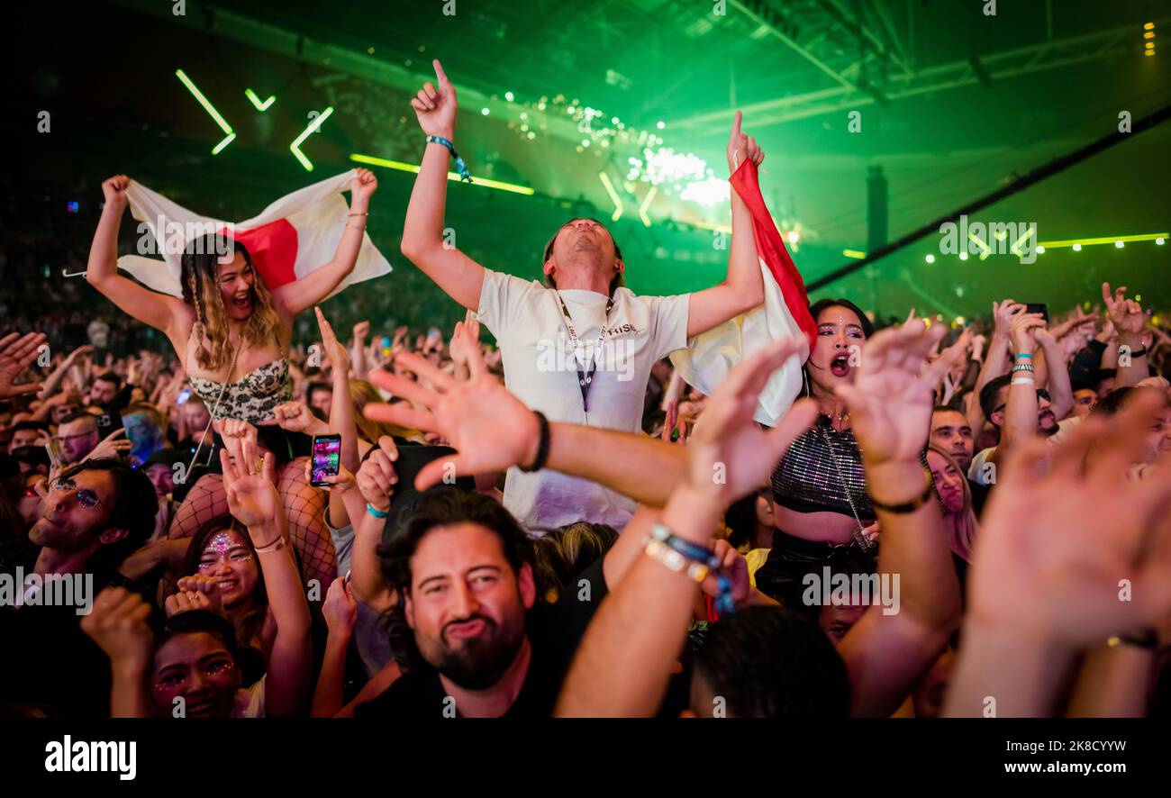 2022-10-22 23:47:32 AMSTERDAM - Besucher beim Amsterdam Music Festival, das während der ADE in ...