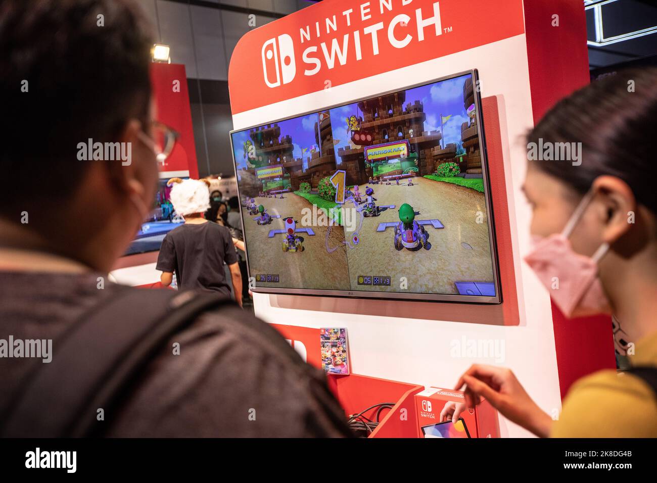 Bangkok, Thailand. 22. Oktober 2022. Besucher spielen „Mario Kart 8 Deluxe“ auf der Nintendo ...