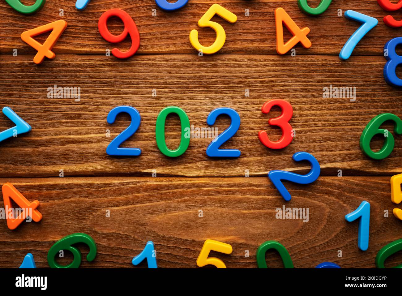 Farbige Nummer 2023 auf Holzgrund. 2023 glückliches neues Jahr Symbol ...