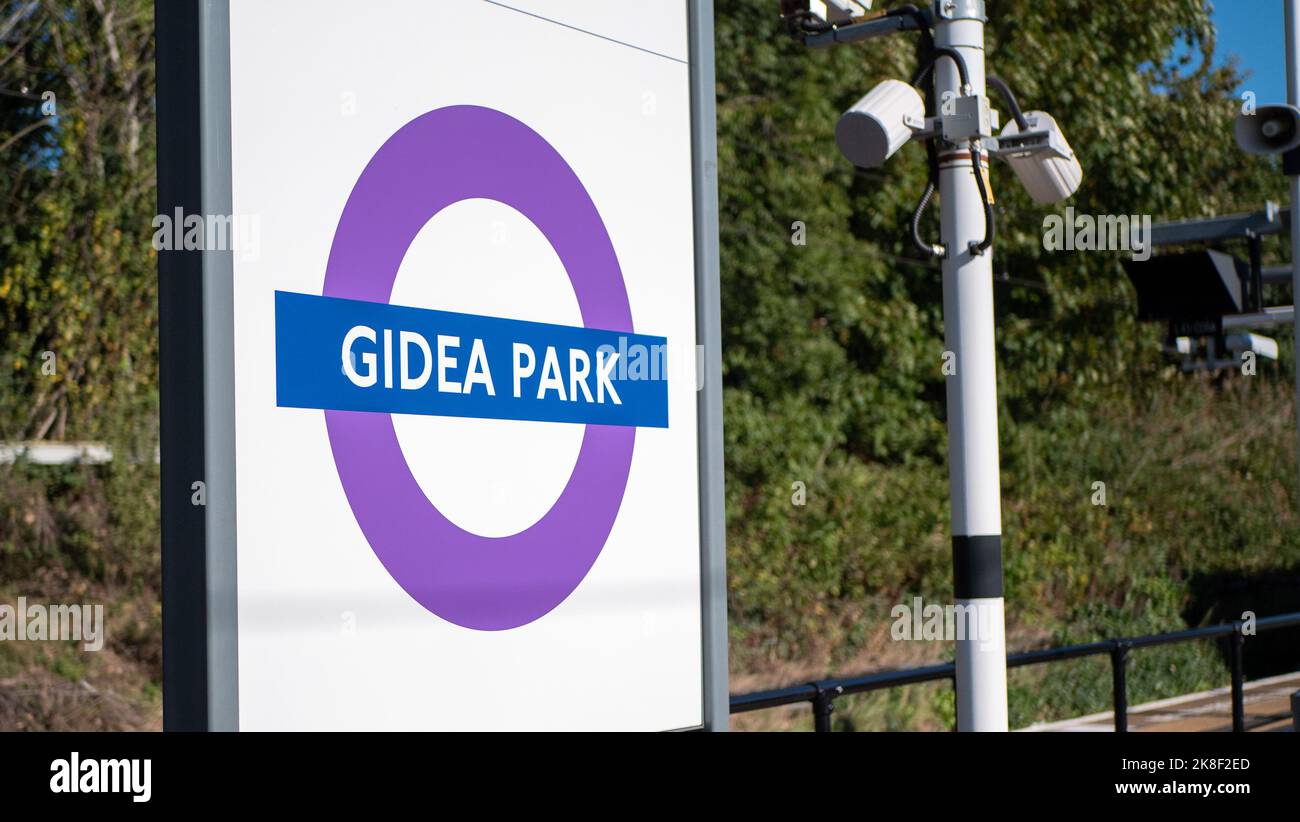 Ein Schild für die Haltestelle Gidea Park auf dem Bahnsteig der ...
