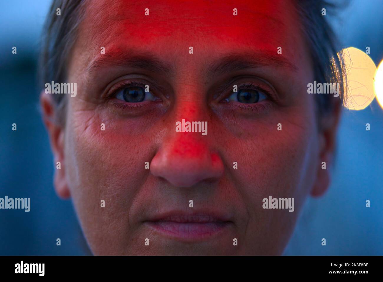 Neonlicht gesicht -Fotos und -Bildmaterial in hoher Auflösung – Alamy