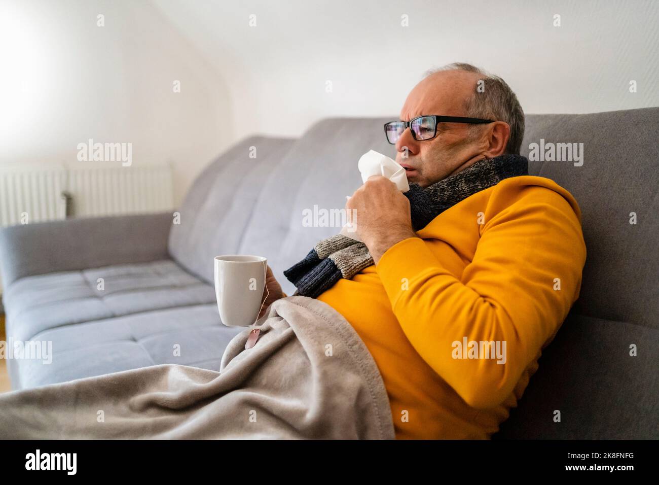 Coughing man -Fotos und -Bildmaterial in hoher Auflösung – Alamy