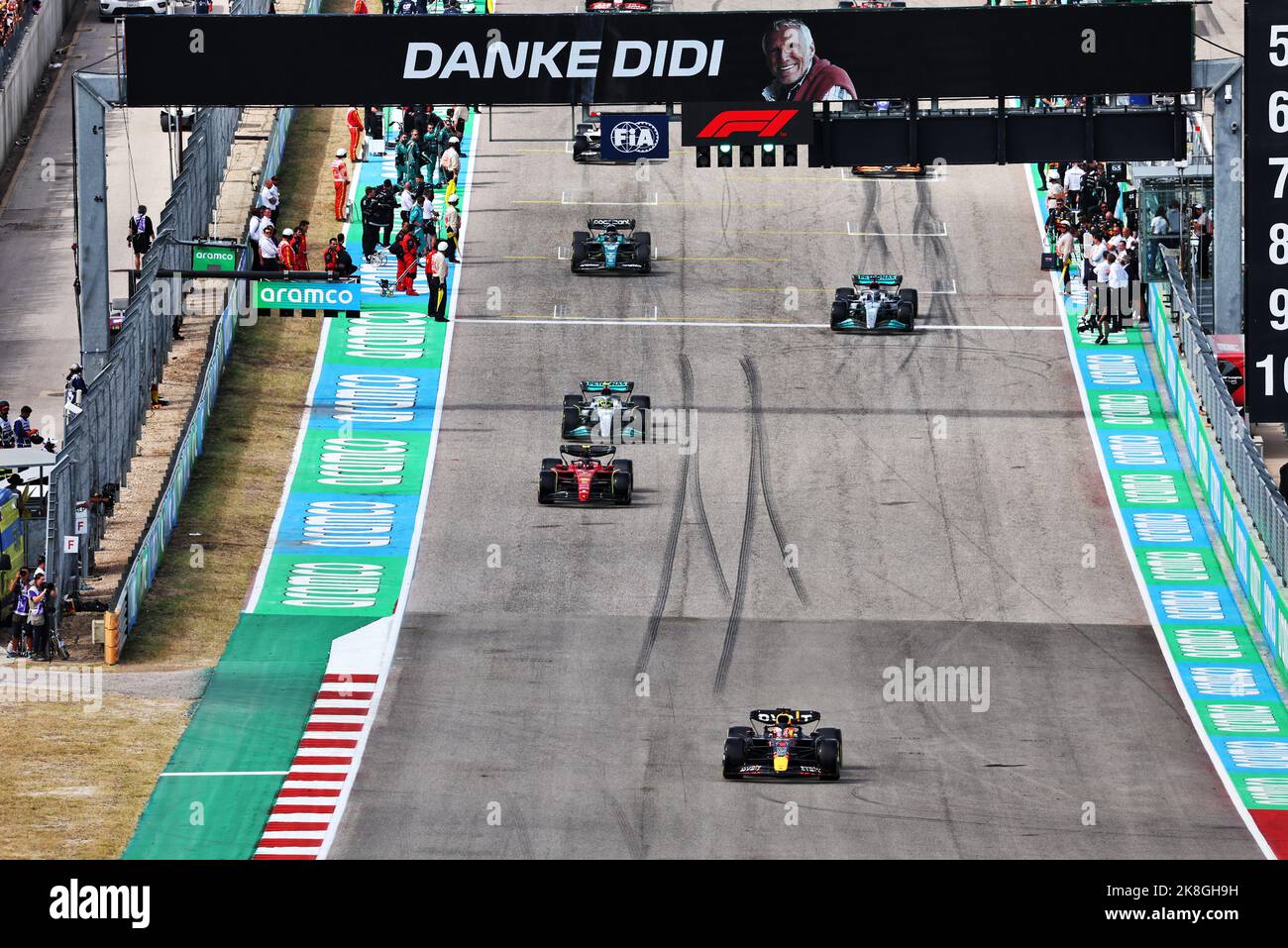 Max Verstappen (NLD) Red Bull Racing RB18 würdigt Dietrich Mateschitz ...