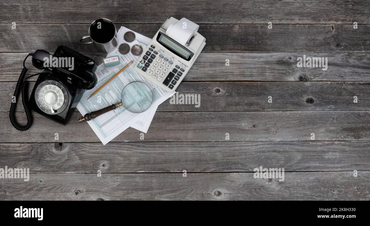 Antike oder Retro-Büroartikel mit individuellen Steuerformularen auf ...