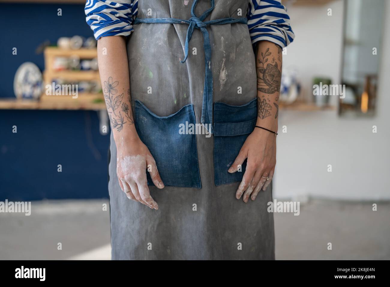 Hände Handwerker Frau mit Spuren von getrocknetem Ton auf den Fingern ...