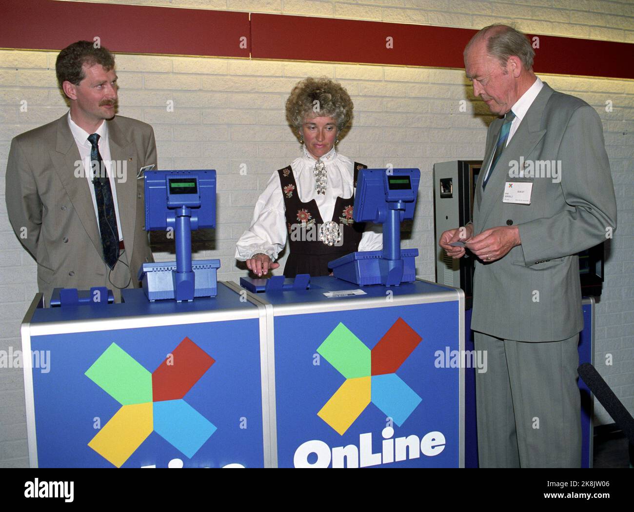 Hamar 19920525 Norsk Tpping eröffnet sein erstes Online-TIP-Terminal ...