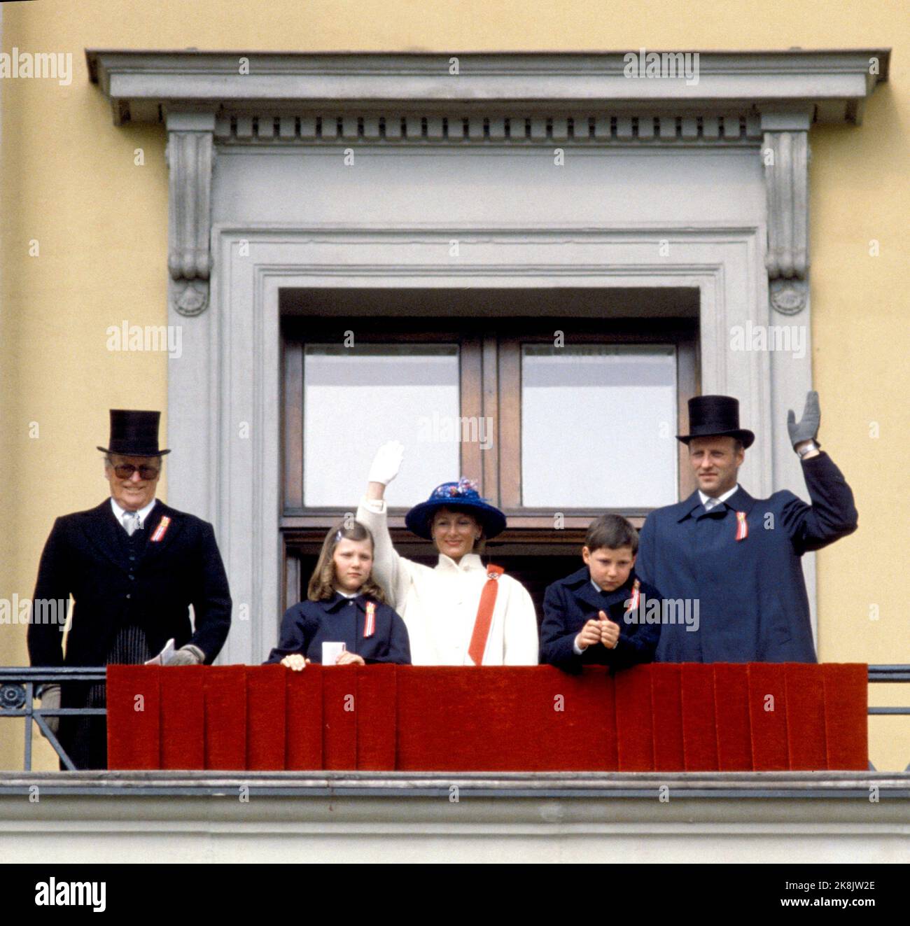 Kronprinz olav und prinz harald auf dem balkonfoto -Fotos und ...