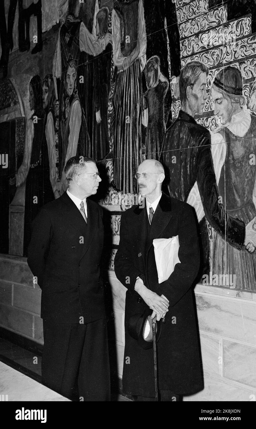 Oslo 195203. König Gustaf Adolf und Königin Louise von Schweden werden ...