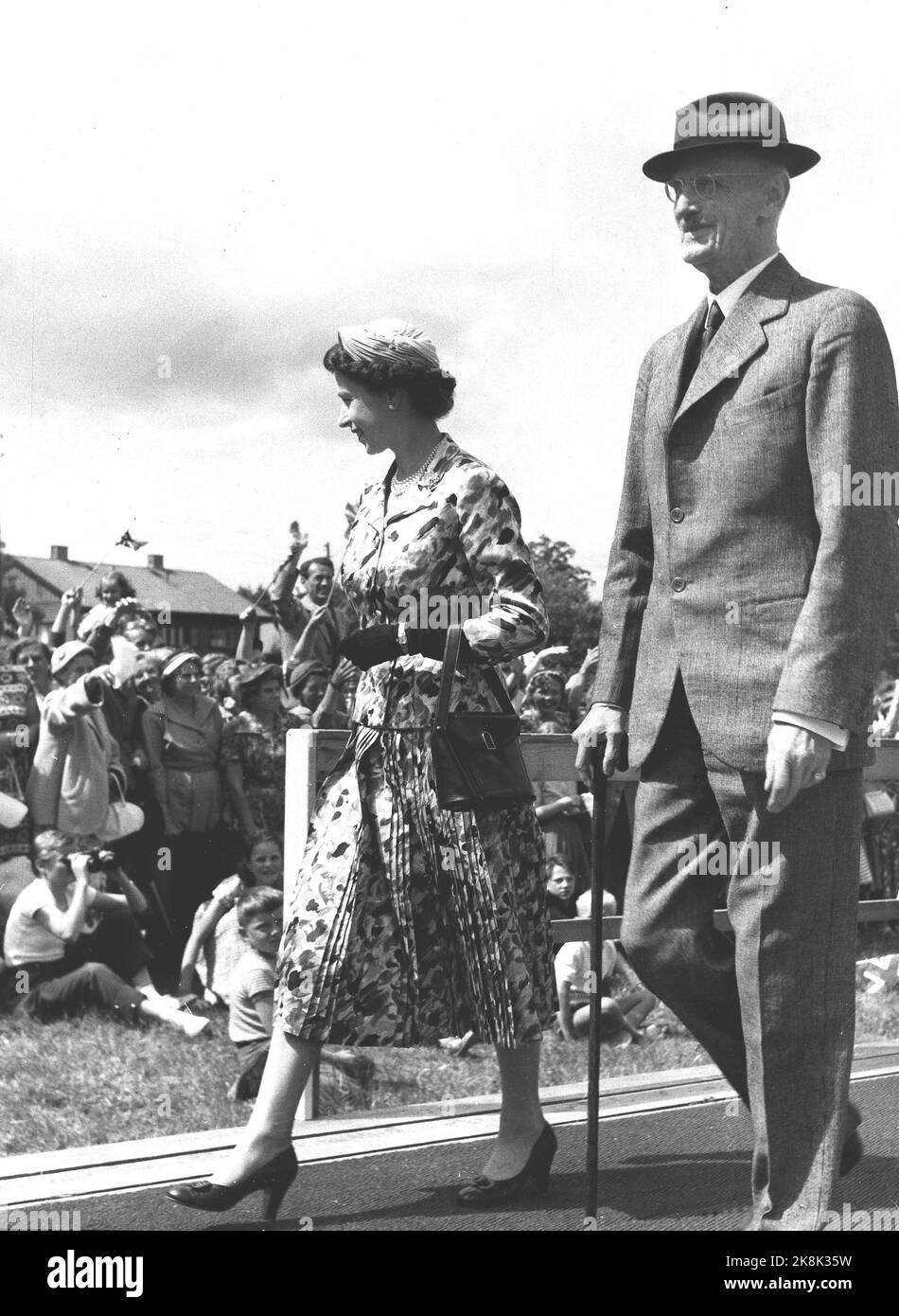 Königin elisabeth ii königliche kleider -Fotos und -Bildmaterial in ...