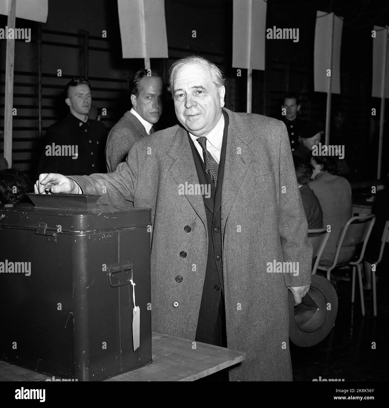 Politiker carl joachim hambro ist stimmenfoto -Fotos und -Bildmaterial ...