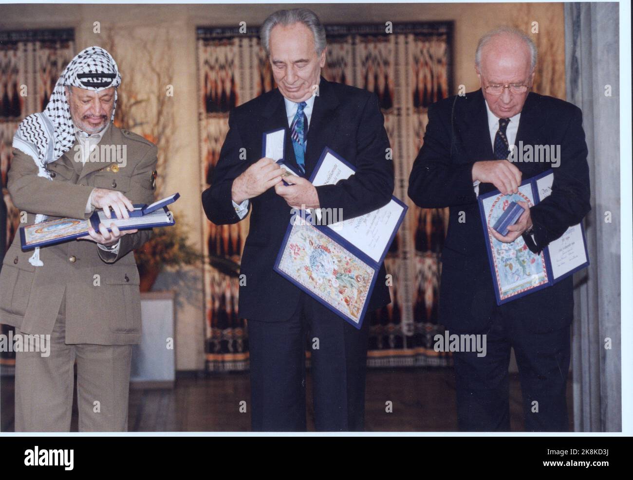 Friedensnobelpreis 1994 jassir arafat -Fotos und -Bildmaterial in hoher ...