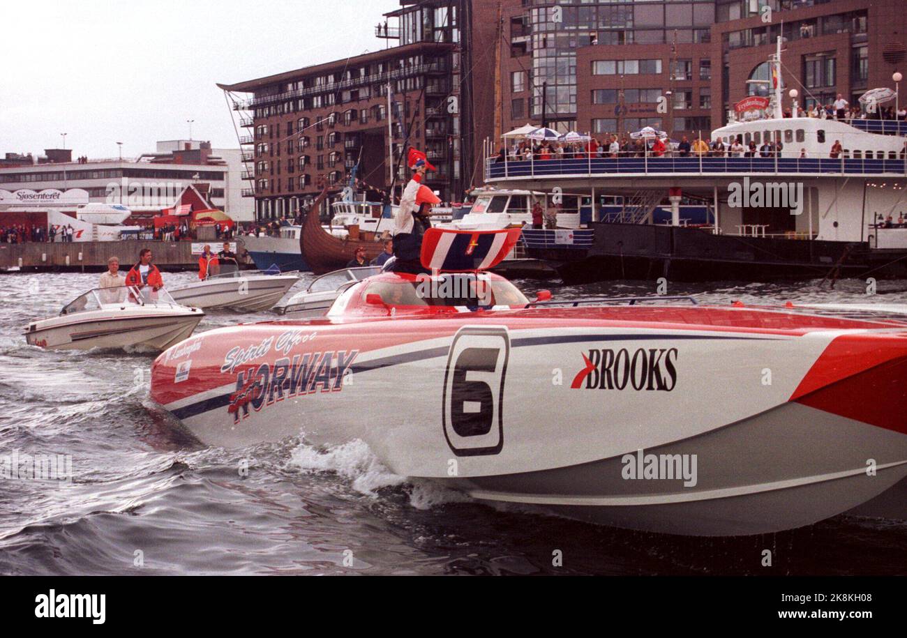Oslo 19970802: Kjell Inge Røkke winkt mit der norwegischen Flagge nach ...
