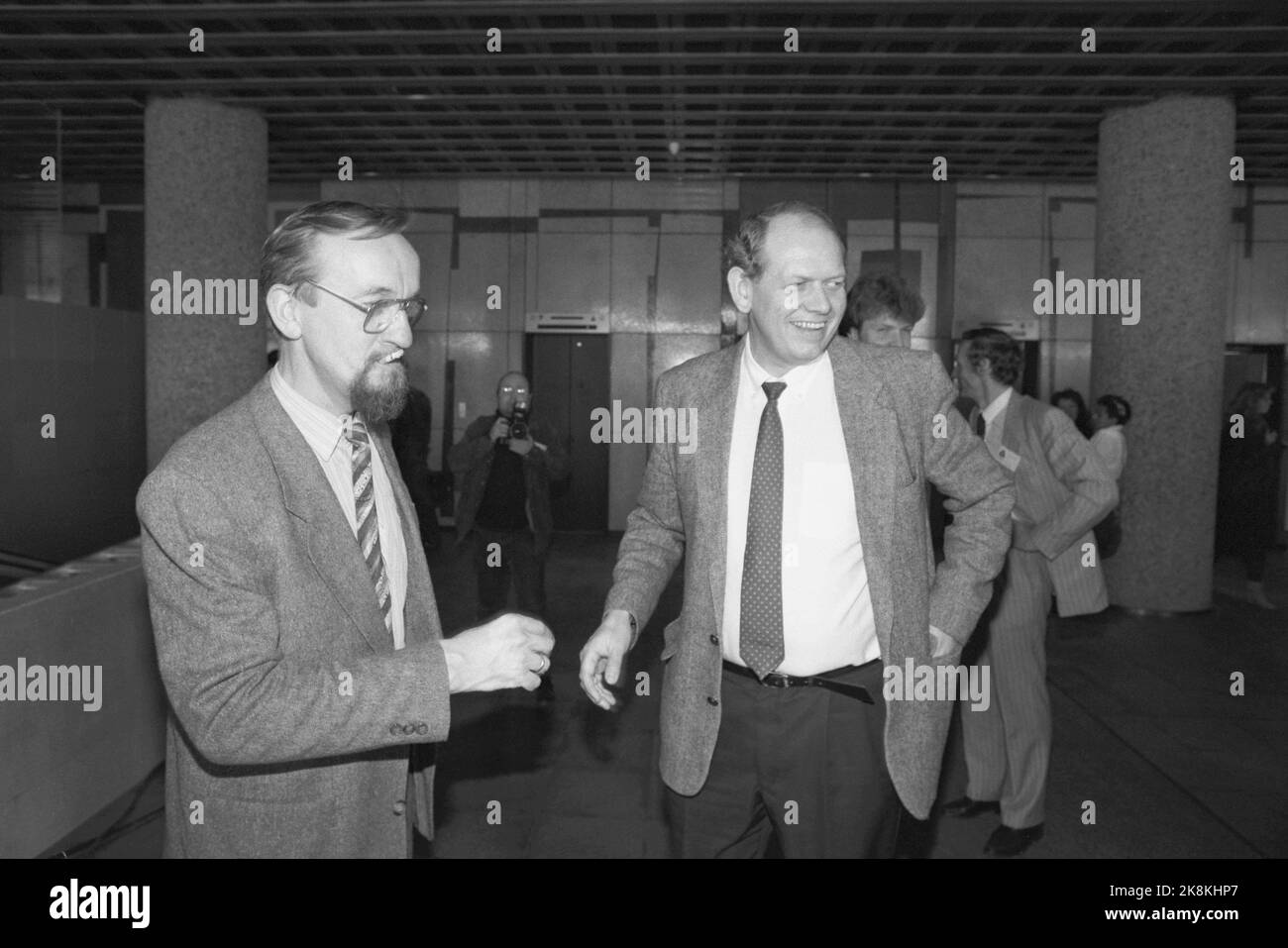 Entspannt sich bei einem zigarettenfoto -Fotos und -Bildmaterial in ...