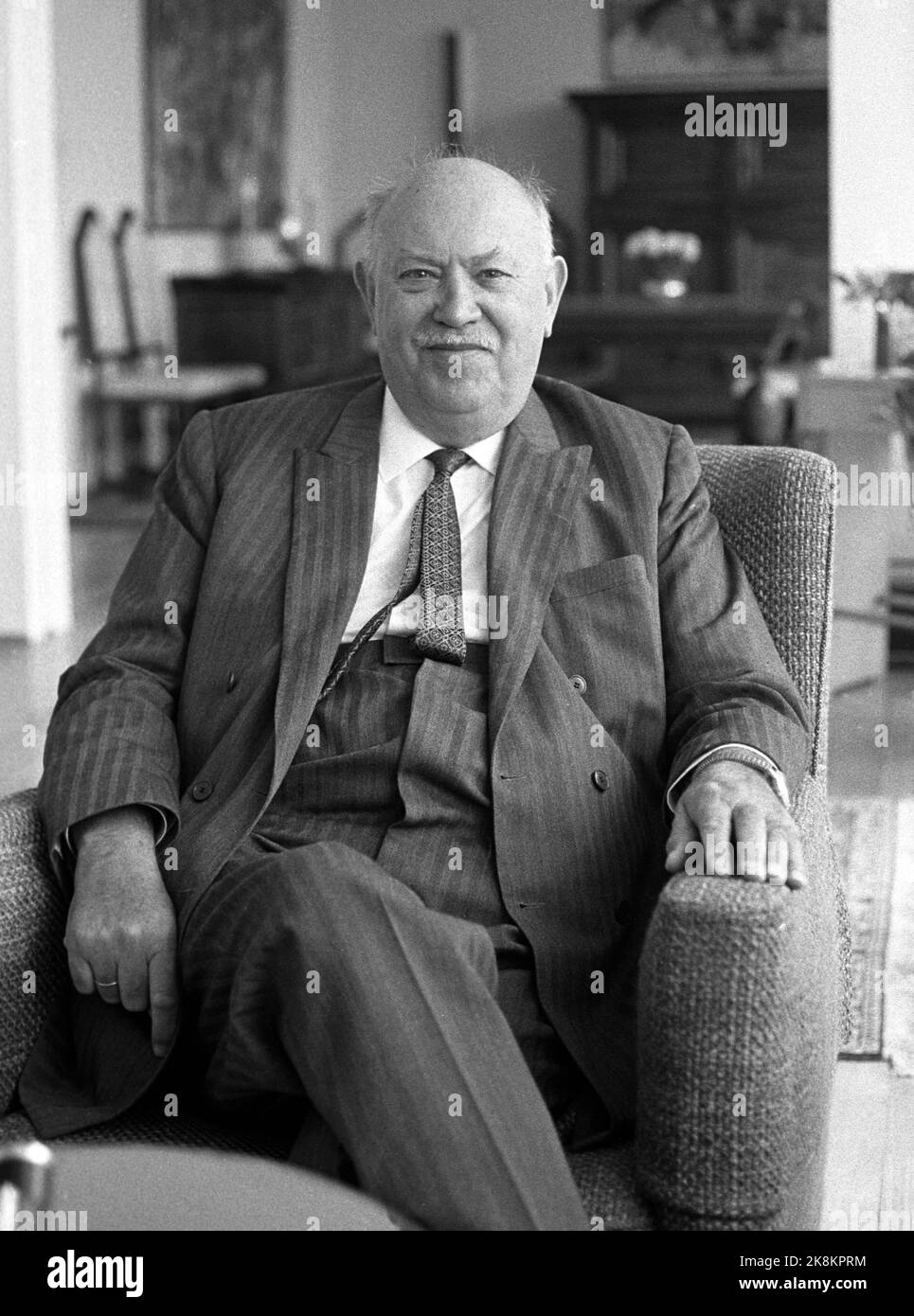 Autor und kunstsammler rolf stenersen auf seinem heimfoto -Fotos und -Bildmaterial in hoher ...