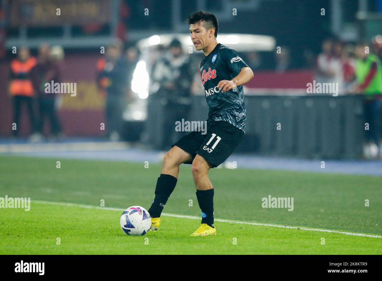 Der mexikanische Stürmer von SSC Napoli, Hirving Lozano, kontrolliert den Ball während des ...