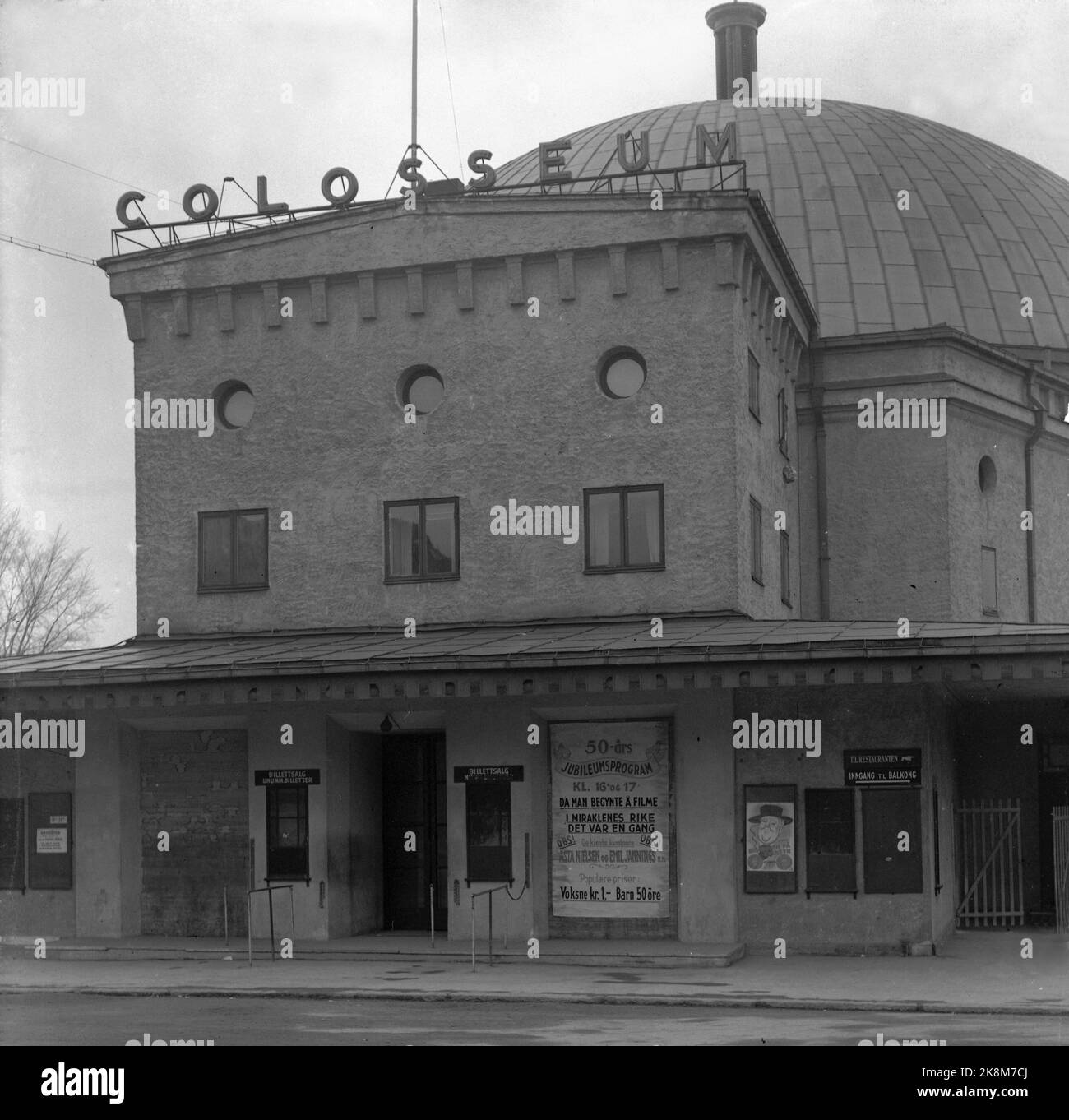 Oslo 19450322: Außenansicht des Coliseum-Kinos zur Feier des 50 ...