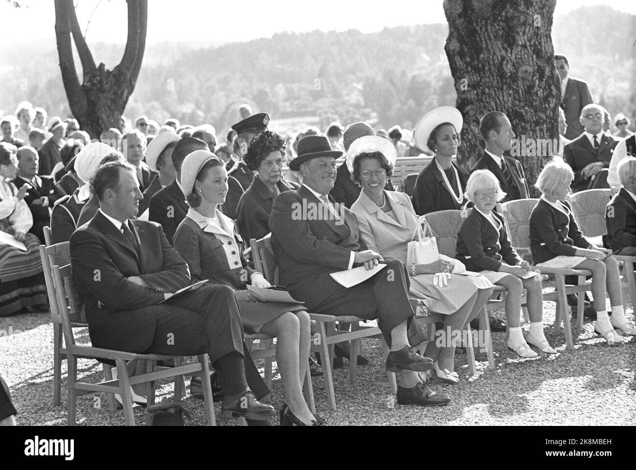 Asker 19690829. König Olav macht die feierliche Enthüllung des Denkmals ...