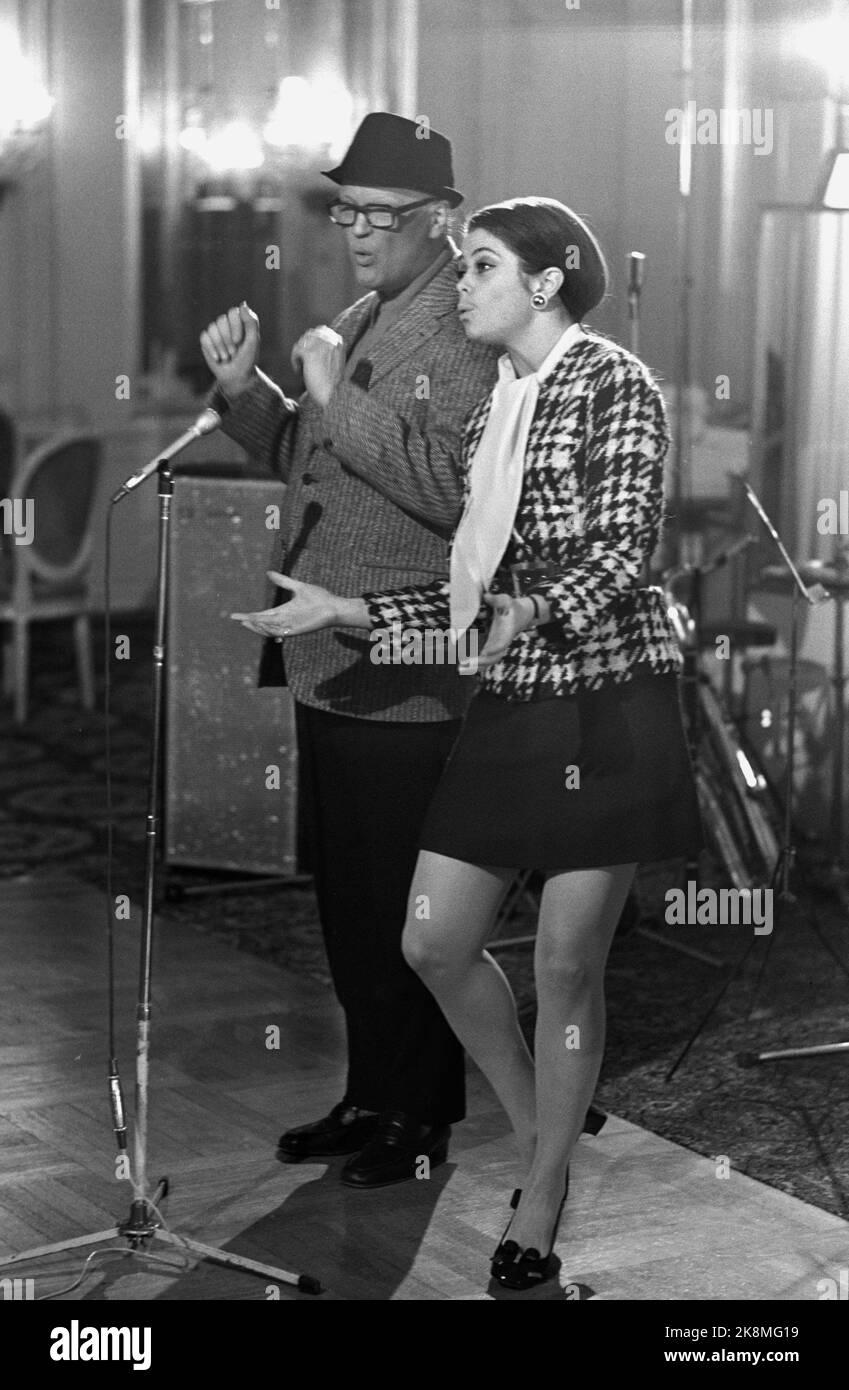 Oslo 19700429. Alle schwedischen Povel Ramel und die norwegische Wenche ...