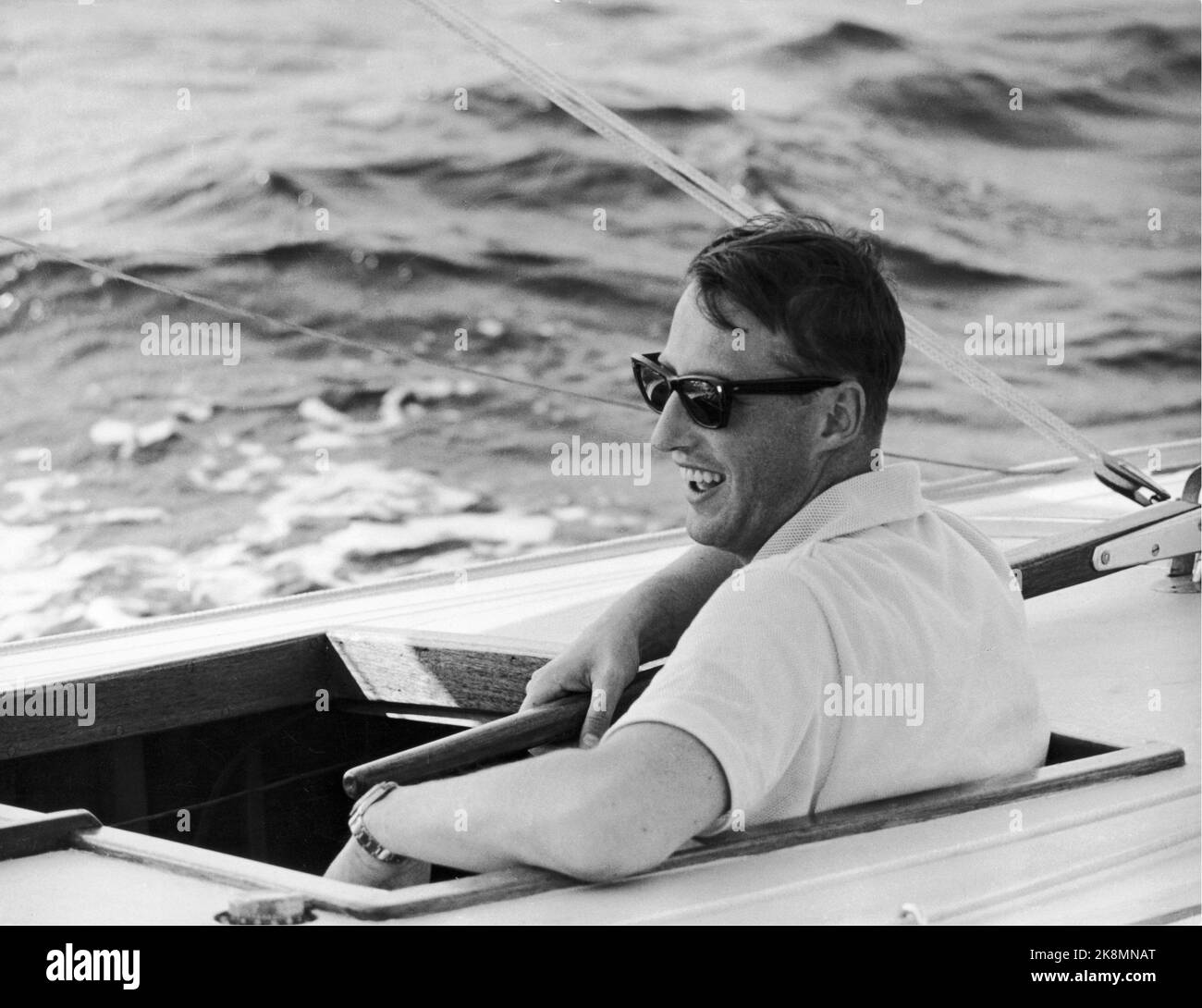 1968? Kronprinz Harald in seinem neuen Segelboot 'Fram IV' beträgt das ...