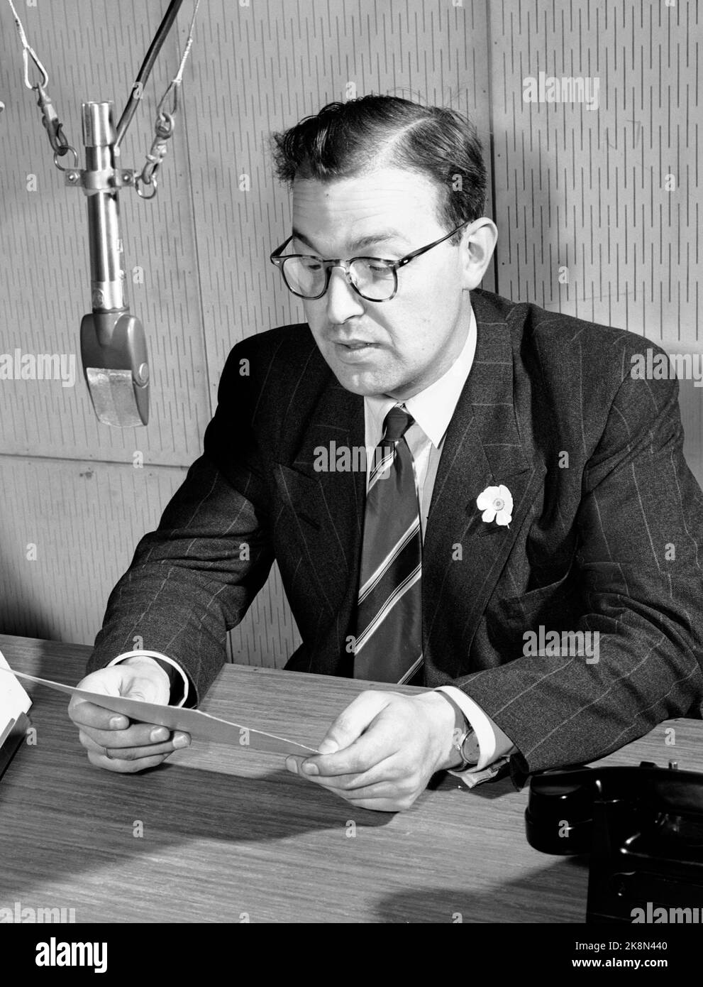 Oslo März 1949. Bekannte Stimmen im NRK Radio. Hier Programmsekretär ...