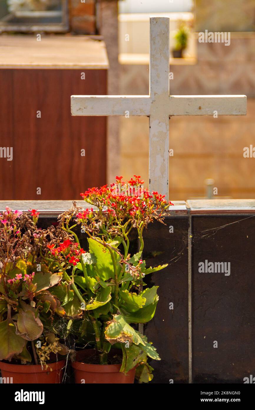 Aparecida de Goiânia, Goias, Brasilien – 23. Oktober 2022: Ein Kreuz über einem Grab auf dem ...