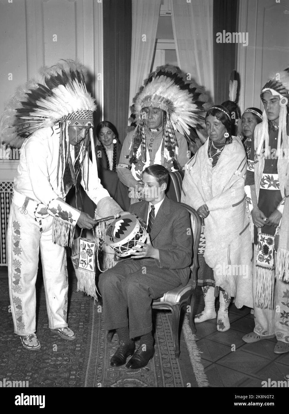 Oslo 19530210. Prinz Harald und Indianer in der US-Botschaft. Hier ...
