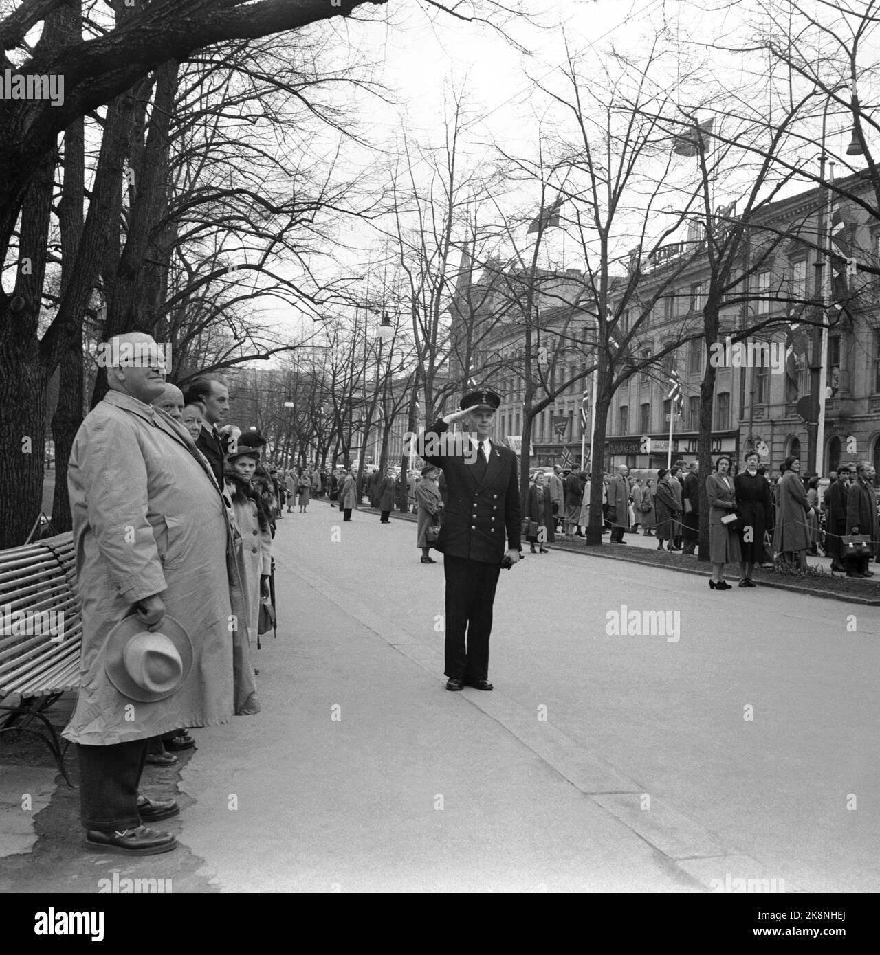 Oslo 195507. Der 10.. Jahrestag der Befreiung Norwegens. Tausende ...