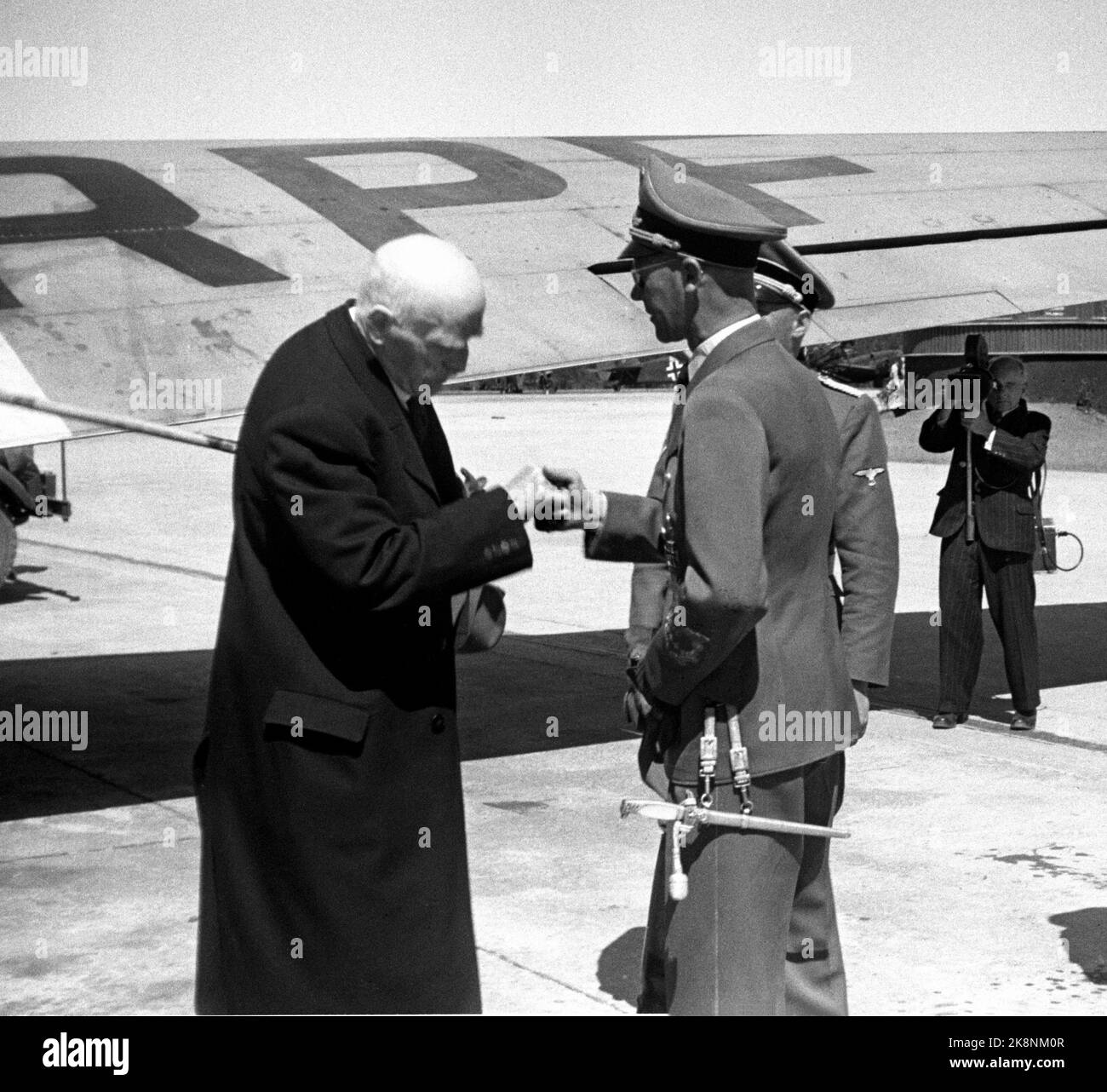 Oslo 19430628 Autor Knut Hamsun kommt nach einem Besuch in Deutschland ...